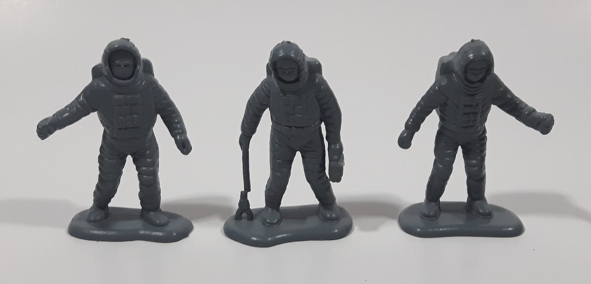 Spaceman Astronaut Grey Plastic 2" Tall Toy Figures Set of 3 – Treasure ...